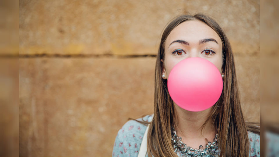 La ciencia desmiente uno de los mitos más populares sobre el chicle ...