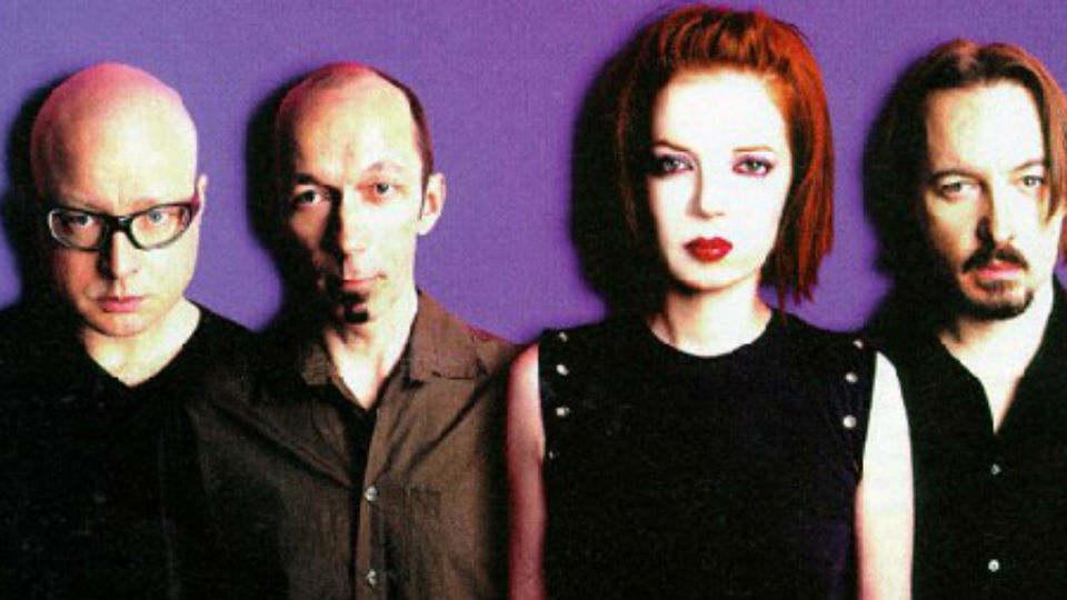 Vocalista de Garbage terminó en el suelo tras sufrir mega caída en el ...