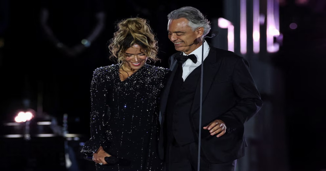 Andrea Bocelli y Karol G deslumbran al cantar “Vivo por ella” en el ...